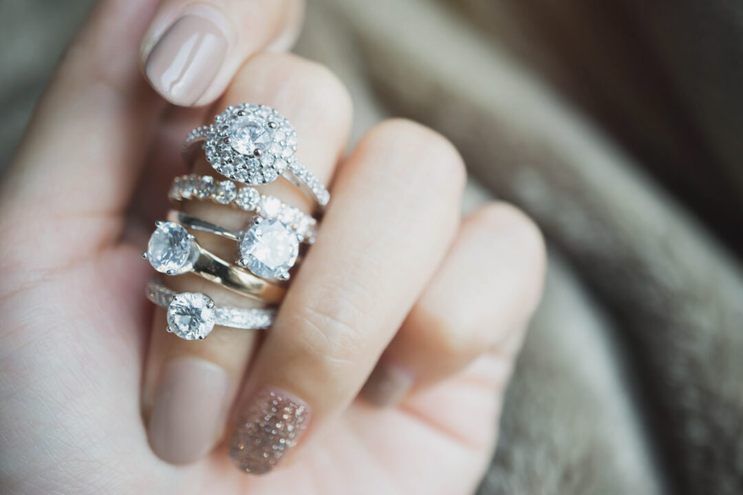Tipos de anillos de compromiso: guía para elegir el modelo perfecto
